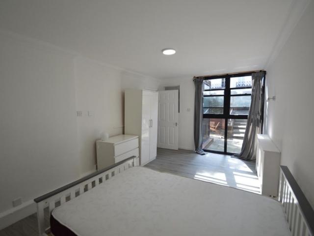 3 bedroom Flat To Let Total Size: 707 SQ FT