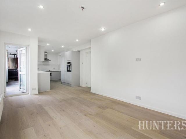 3 bedroom Flat To Let Total Size: 727 SQ FT