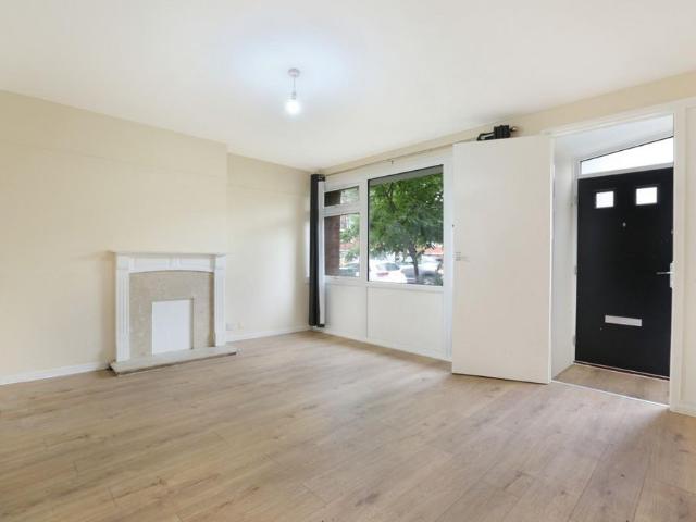 3 bedroom Flat To Let Total Size: 845 SQ FT