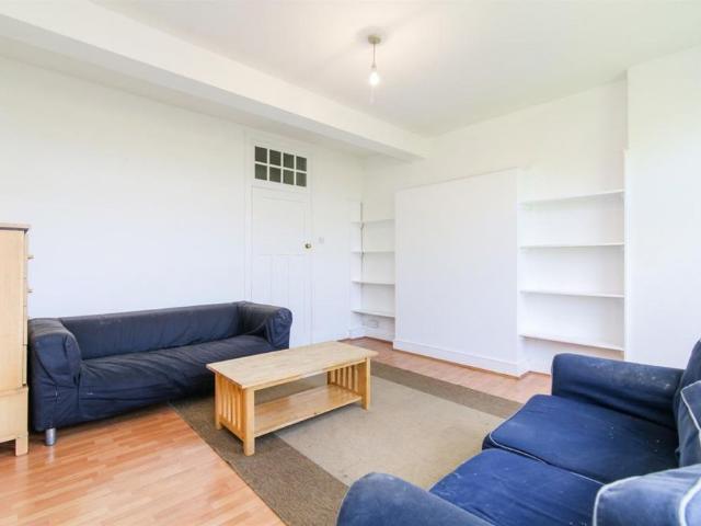 3 bedroom Flat To Let Total Size: 897 SQ FT