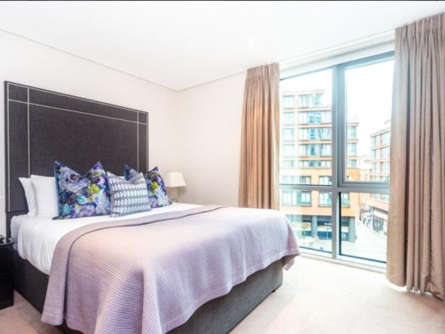 3 bedroom flat to rent on Merchant Square East, London