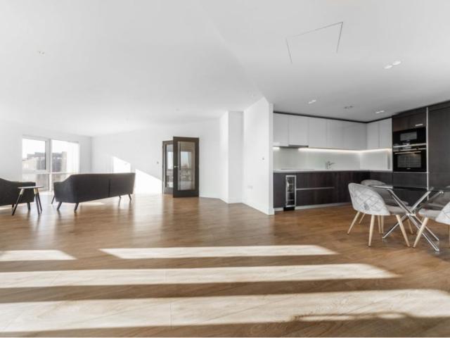 3 bedroom flat to rent on New Broadway, London