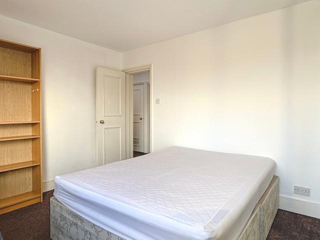 3 bedroom flat to rent on Nevern Square, London