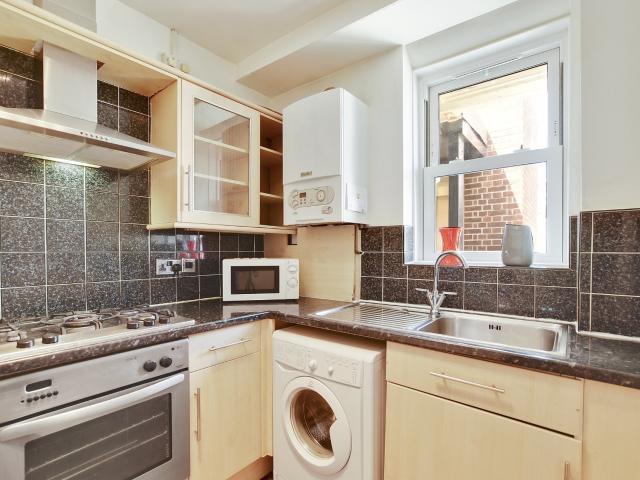 3 bedroom flat to rent on Old Castle Street, London
