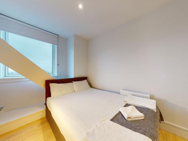 3 bedroom flat to rent on Olympic Way, London