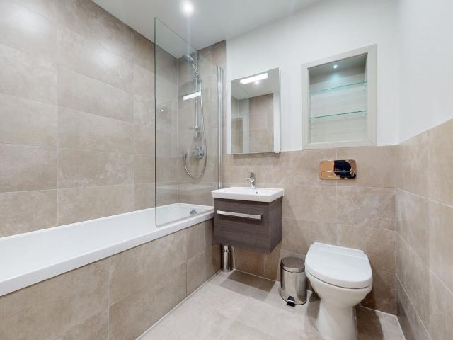 3 bedroom flat to rent on Olympic Way, London