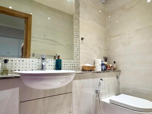 3 bedroom flat to rent on Avenue Road, London