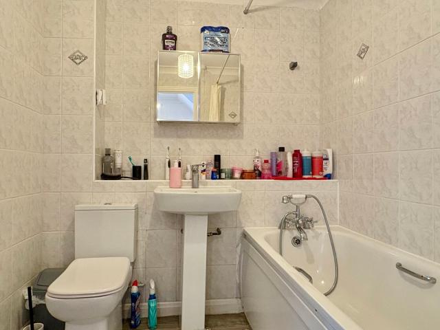 3 bedroom flat to rent on Amy Warne Close, London