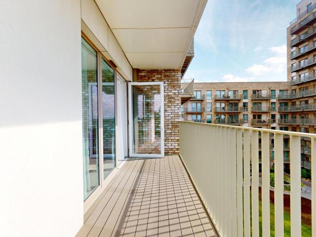 3 bedroom flat to rent on Beresford Avenue, London