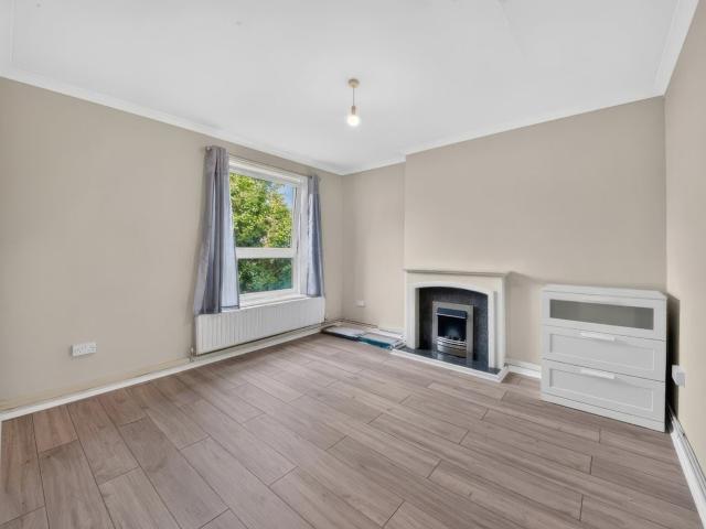 3 bedroom flat to rent on East Street, London