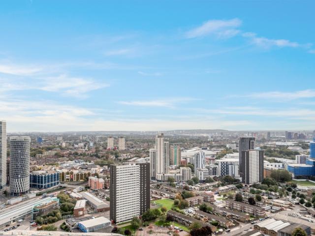 3 bedroom flat to rent on Glasshouse Gardens, London