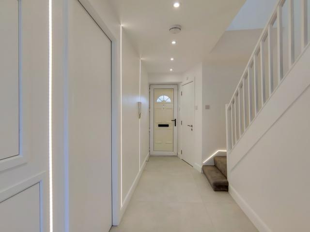 3 bedroom flat to rent on Hall Place, London