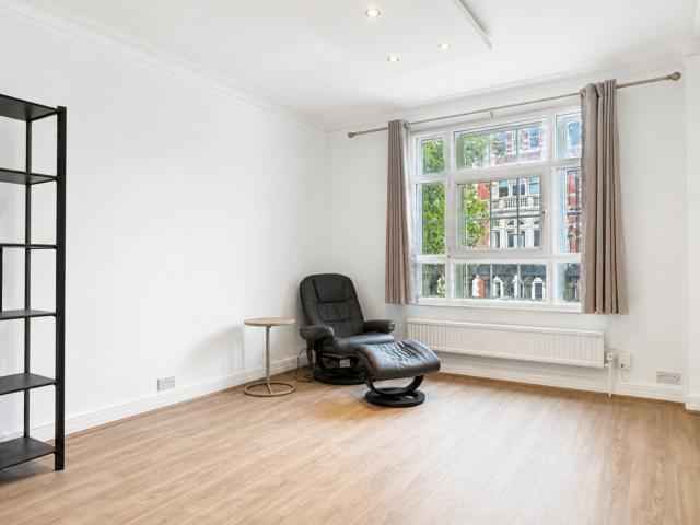 3 bedroom flat to rent on Kensington High Street, London