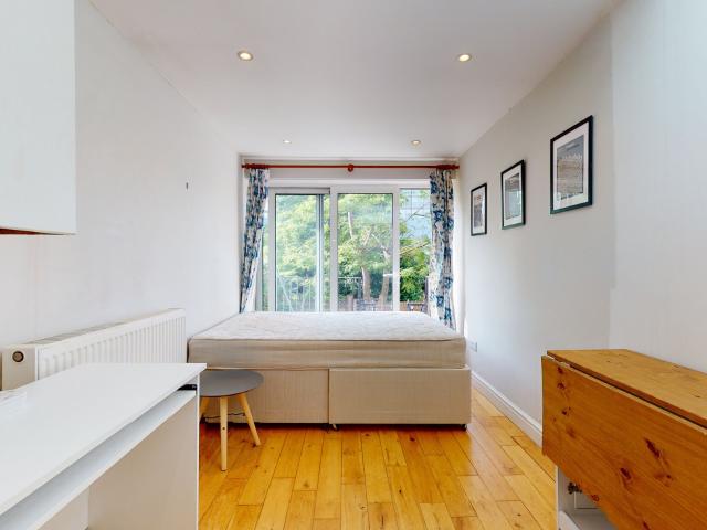 3 bedroom flat to rent on Lillie Road, London