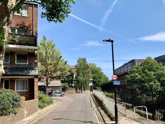3 bedroom flat to rent on Pollitt Drive, London