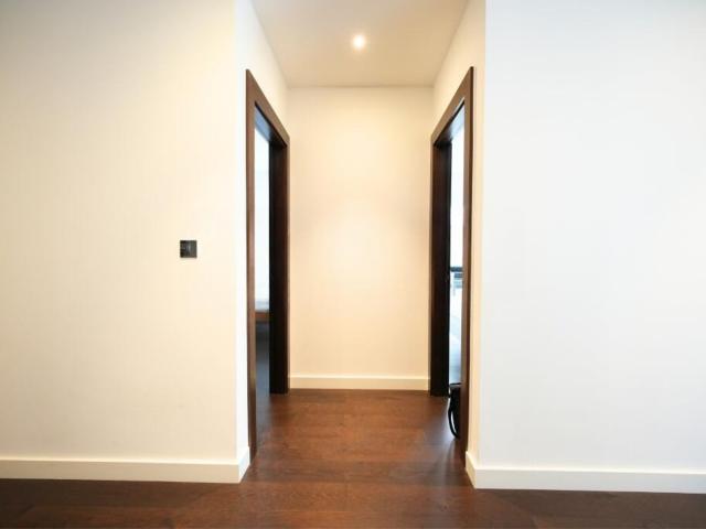 3 bedroom flat to rent on Ponton Road, London