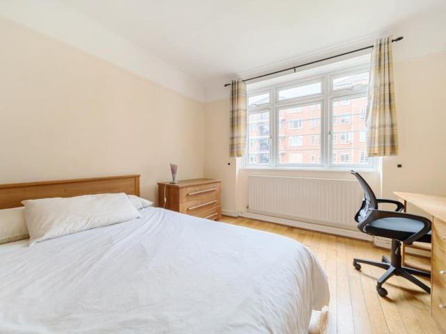 3 bedroom flat to rent on Townshend Road, London