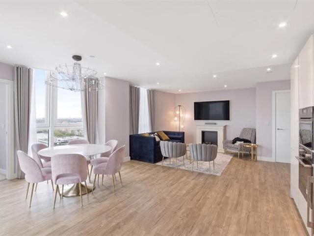 3 bedroom flat to rent on Wandsworth Road, London