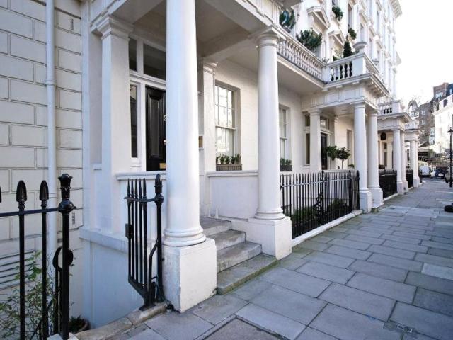 3 bedroom flat to rent on West Eaton Place, London