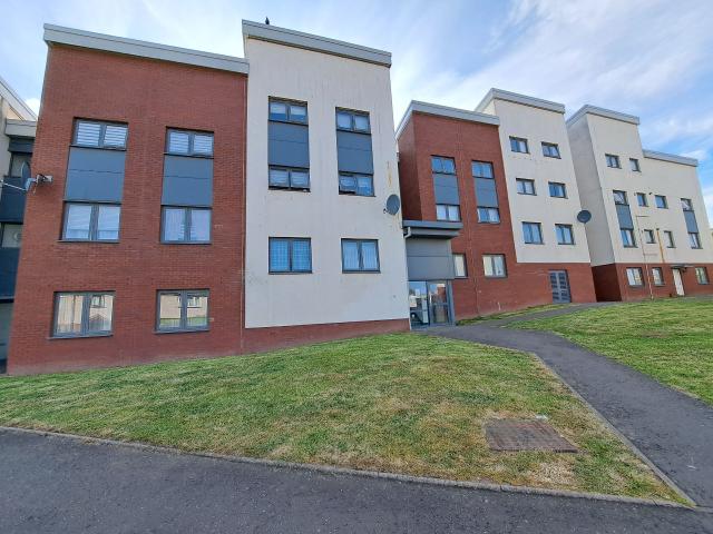 3 bedroom flat to rent at Burdiehouse Terrace, Edinburgh