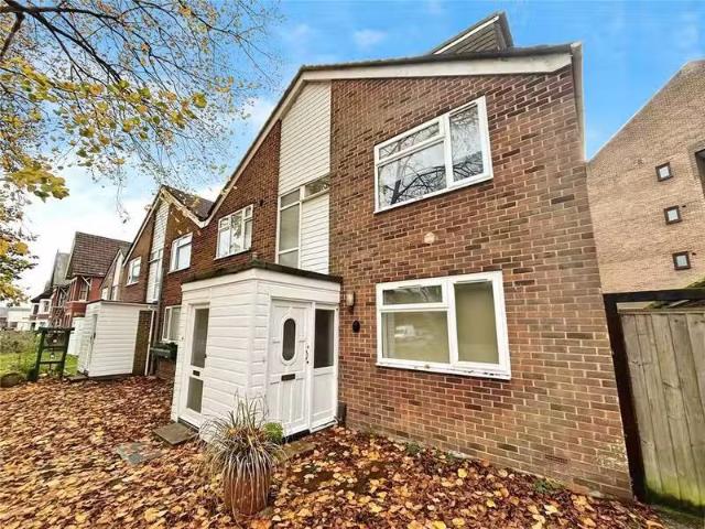 3 bedroom Flat to rent, Brookvale Road, Southampton, SO17 £1.