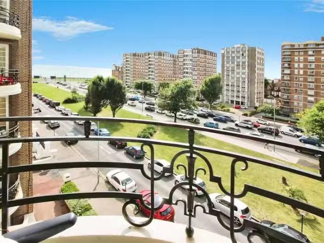 3 bedroom Flat to rent, Grand Avenue, Hove, BN3 £2,250 pcm