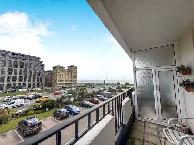 3 bedroom Flat to rent, Grand Avenue, Hove, BN3 £2,800 pcm