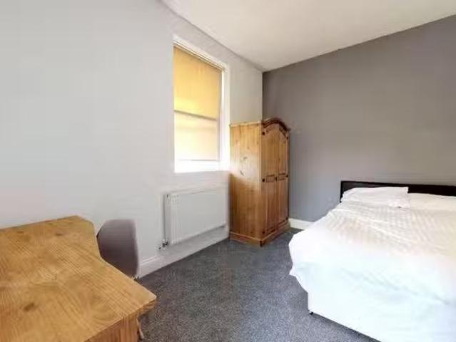 3 bedroom Flat to rent, Greenbank Terrace, Greenbank, PL4 £14.