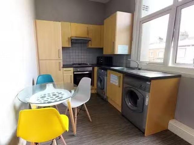 3 bedroom Flat to rent, Greenbank Terrace, Greenbank, PL4 £14.