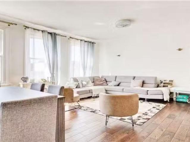 3 bedroom flat to rent in NW10