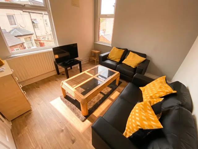 3 Bedroom Flat To Rent In B Peveril Street Bed, Arboretum, East Midlands, NG7