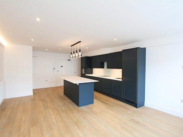 3 Bedroom Flat To Rent In Broad Street, Banbury, Oxon, OX16