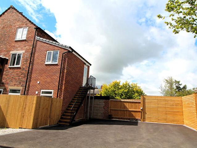 3 Bedroom Flat To Rent In Church Gresley, DE11