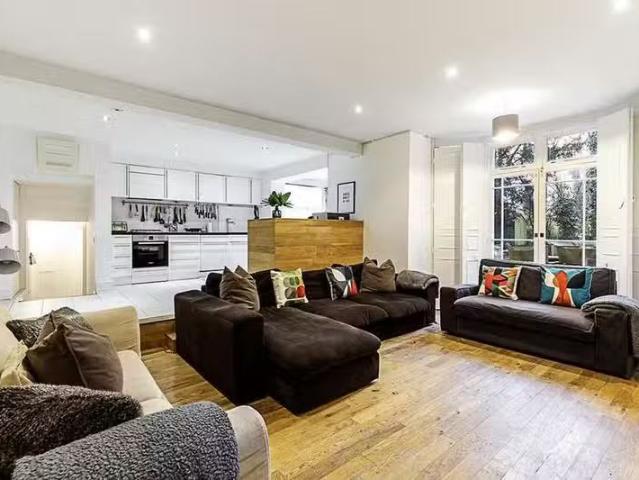 3 bedroom flat to rent in Flat Pemberton Gardens, London N19