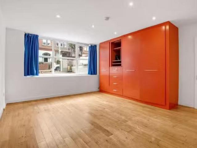 3 bedroom flat to rent in Fordwych Road, London