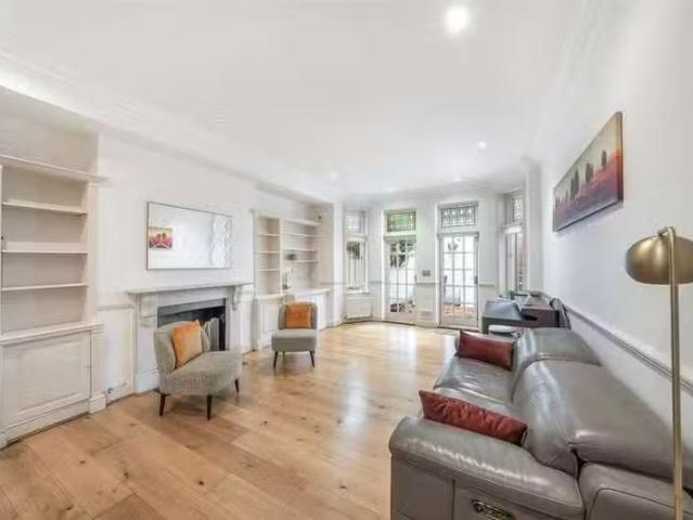 3 bedroom flat to rent in Frognal, London NW3