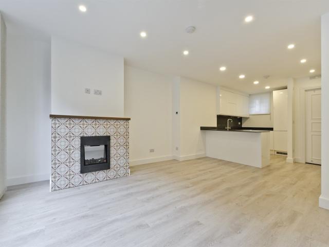 3 bedroom flat to rent in kensington