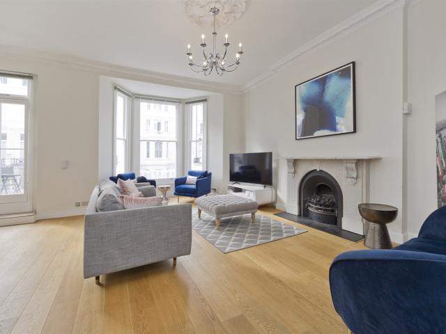 3 bedroom flat to rent in kensington