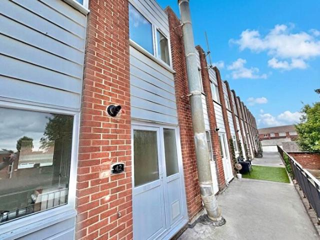 3 Bedroom Flat To Rent In Leicester Street, Bulkington, CV12