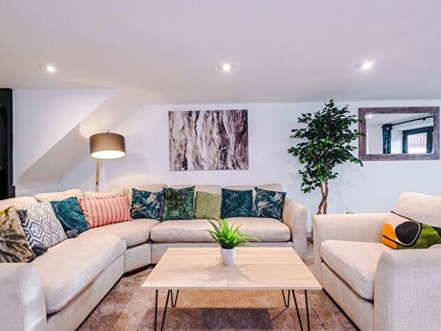 3 Bedroom Flat To Rent In Lillington, CV32
