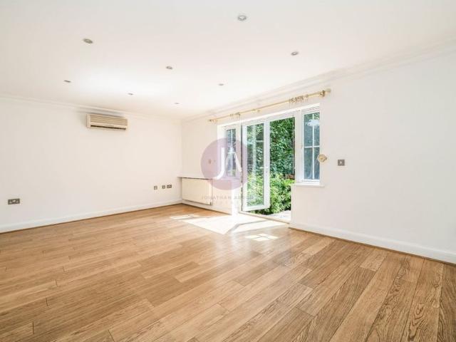 3 bedroom Flat to rent in Rochester Court, 82, Holders Hill Road, London, Mill Hill East, NW4