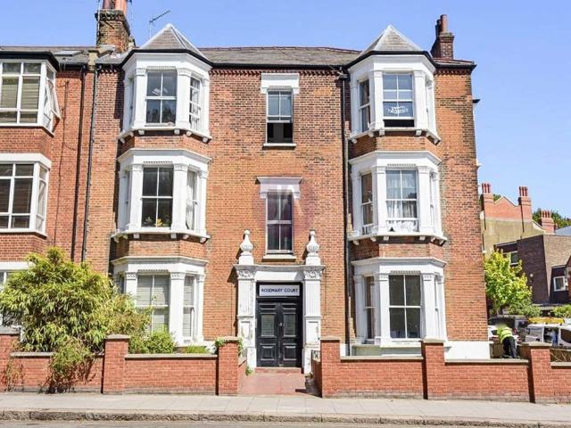 3 bedroom Flat to rent in Rosemary Court, West Hampstead, London, NW6