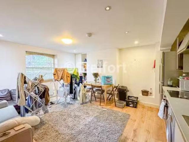 3 bedroom flat to rent in St. John's Grove, London N19