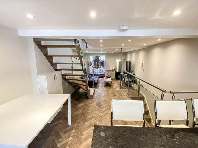 3 bedroom Flat to rent in Strutton Ground, Victoria, London, Westminster, SW1P