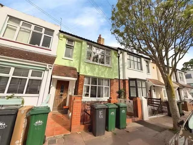 3 bedroom Flat to rent, Princes Terrace, Brighton, BN2 £1,800.