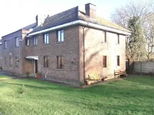 3 bedroom Flat to rent, Sir Evelyn Road, Rochester, ME1 £1,20.