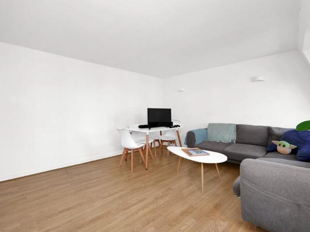 3 bedroom Flat To Rent Total Size: 810 SQ FT