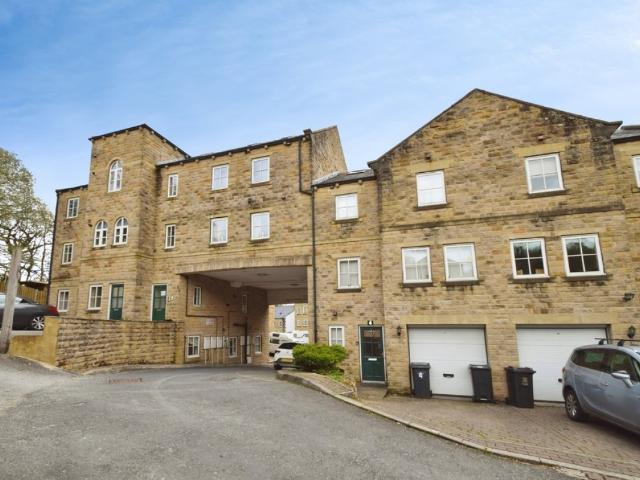 3 bedroom Flat To Rent