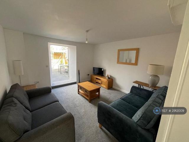 3 bedroom flat to rent