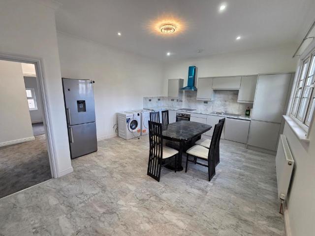 3 bedroom flat to rent